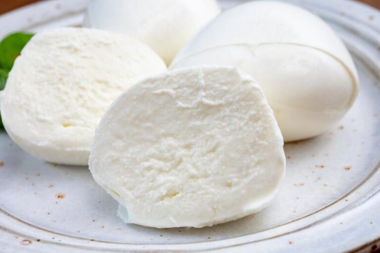 The Right Mozzarella for Pizza: Fresh or Low-Moisture?