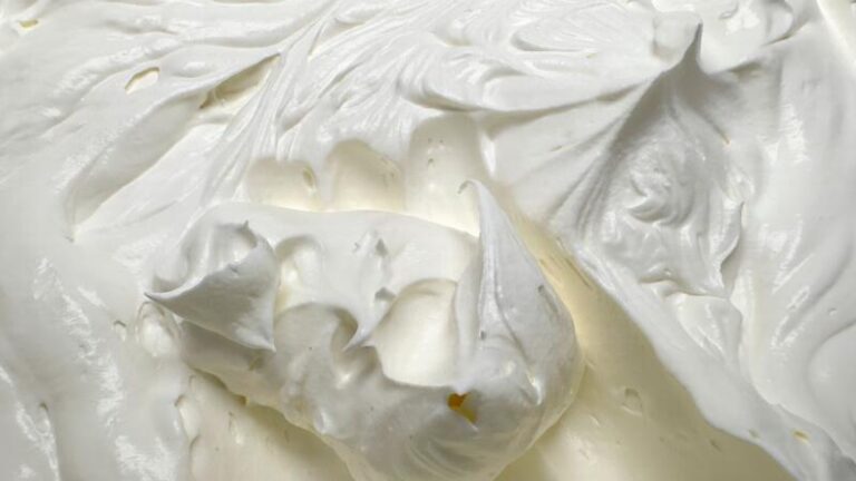 Whipped Icing vs Buttercream: Which One for Your Cake?
